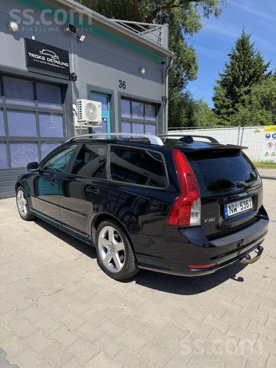 Black Volvo V50 2008 in Riga, with an engine capacity of 2.00 L and mileage of 348 thousand km for 4200 €, photo 4 on AUTOMOTO.COM.LV