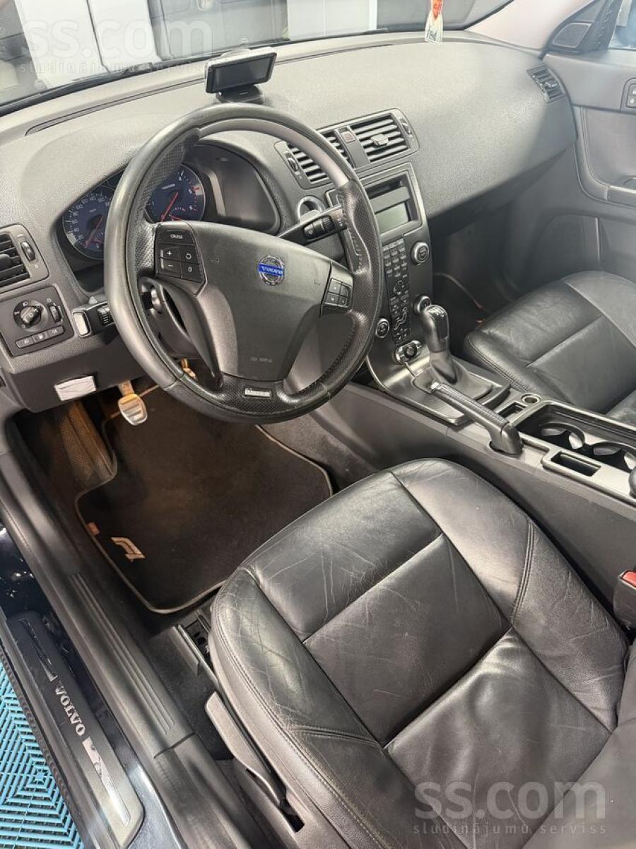 Black Volvo V50 2008 in Riga, with an engine capacity of 2.00 L and mileage of 348 thousand km for 4200 €, photo 6 on AUTOMOTO.COM.LV