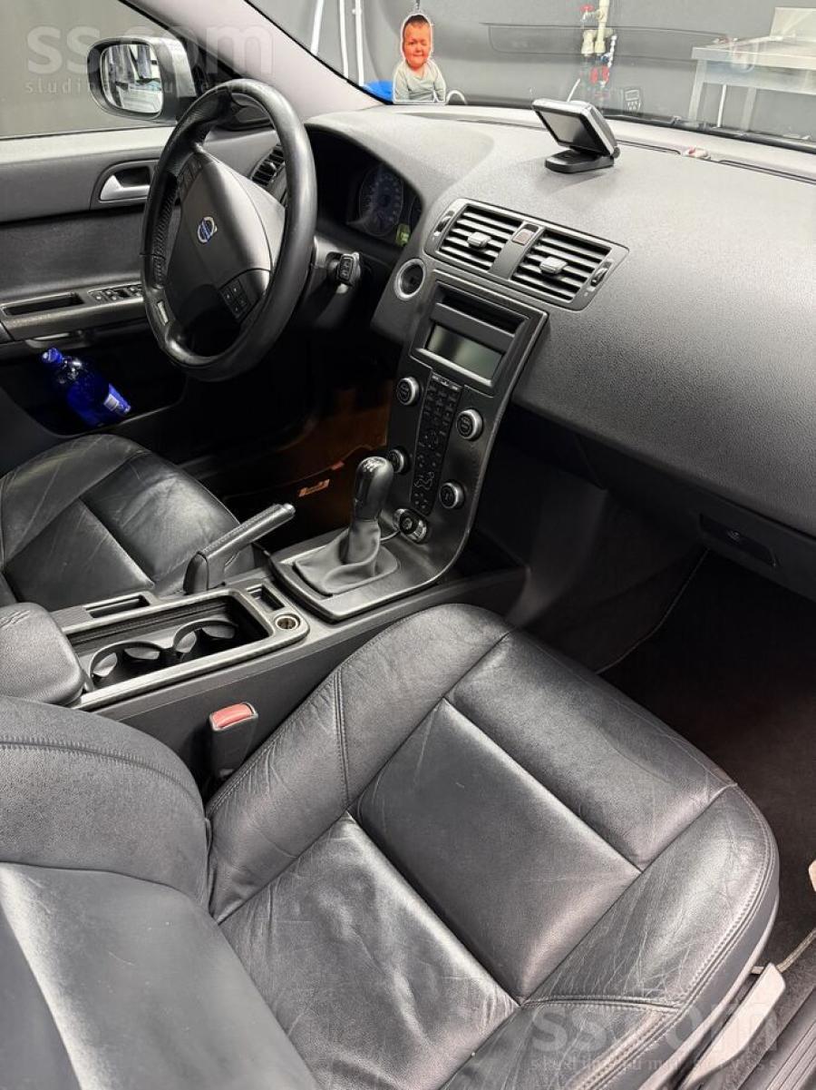 Black Volvo V50 2008 in Riga, with an engine capacity of 2.00 L and mileage of 348 thousand km for 4200 €, photo 7 on AUTOMOTO.COM.LV
