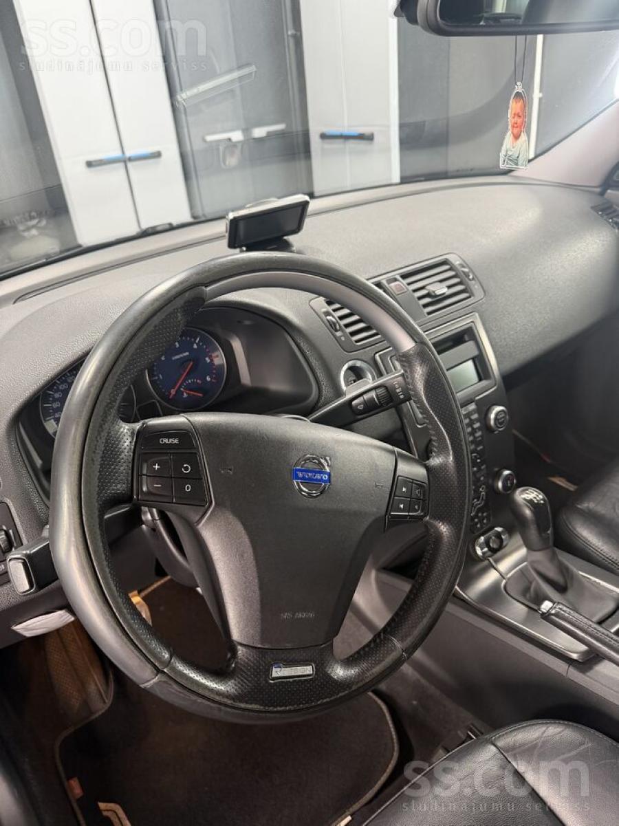 Black Volvo V50 2008 in Riga, with an engine capacity of 2.00 L and mileage of 348 thousand km for 4200 €, photo 11 on AUTOMOTO.COM.LV