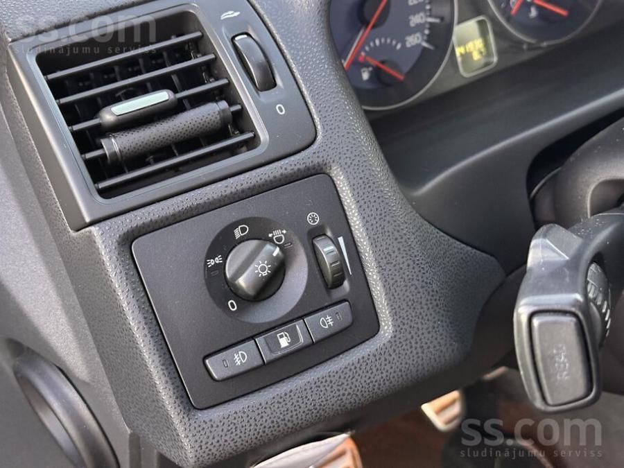Black Volvo V50 2008 in Riga, with an engine capacity of 2.00 L and mileage of 348 thousand km for 4200 €, photo 13 on AUTOMOTO.COM.LV
