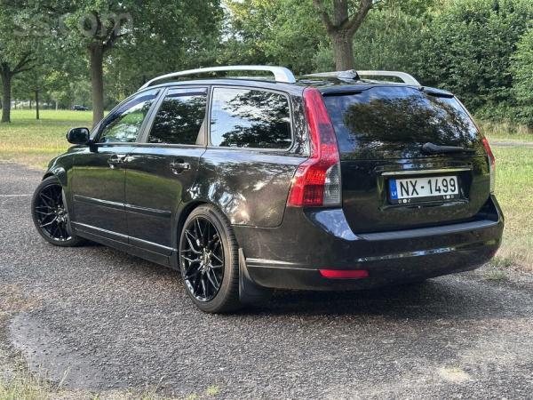 Black Volvo V50 2008 in Liepaja, with an engine capacity of 2.00 L and mileage of 299 thousand km for 4550 €, photo 8 on AUTOMOTO.COM.LV
