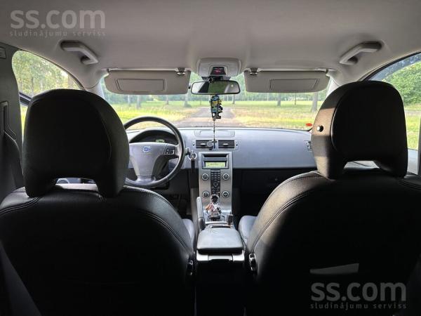Black Volvo V50 2008 in Liepaja, with an engine capacity of 2.00 L and mileage of 299 thousand km for 4550 €, photo 9 on AUTOMOTO.COM.LV