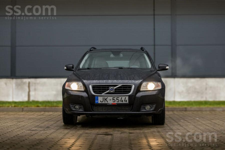 Black Volvo V50 2008 in Riga, with an engine capacity of 1.60 L and mileage of 253 thousand km for 3490 €, photo 3 on AUTOMOTO.COM.LV
