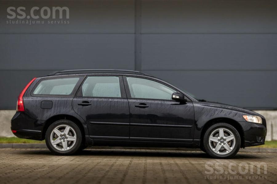 Black Volvo V50 2008 in Riga, with an engine capacity of 1.60 L and mileage of 253 thousand km for 3490 €, photo 5 on AUTOMOTO.COM.LV