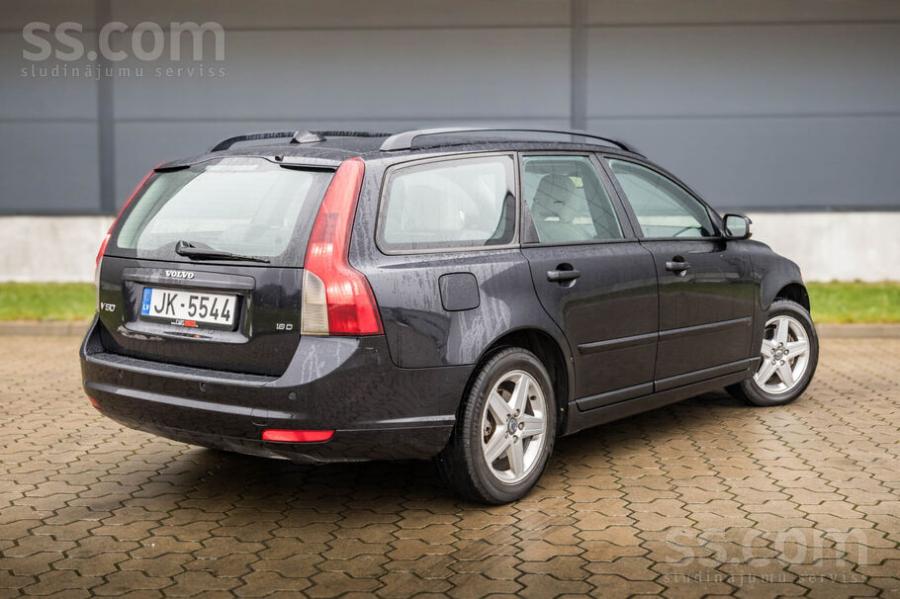 Black Volvo V50 2008 in Riga, with an engine capacity of 1.60 L and mileage of 253 thousand km for 3490 €, photo 9 on AUTOMOTO.COM.LV
