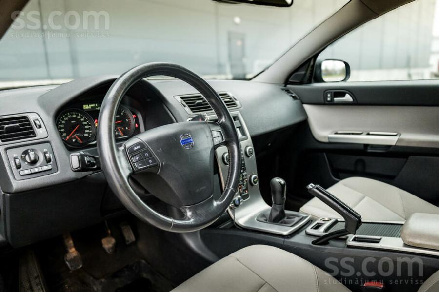 Black Volvo V50 2008 in Riga, with an engine capacity of 1.60 L and mileage of 253 thousand km for 3490 €, photo 13 on AUTOMOTO.COM.LV
