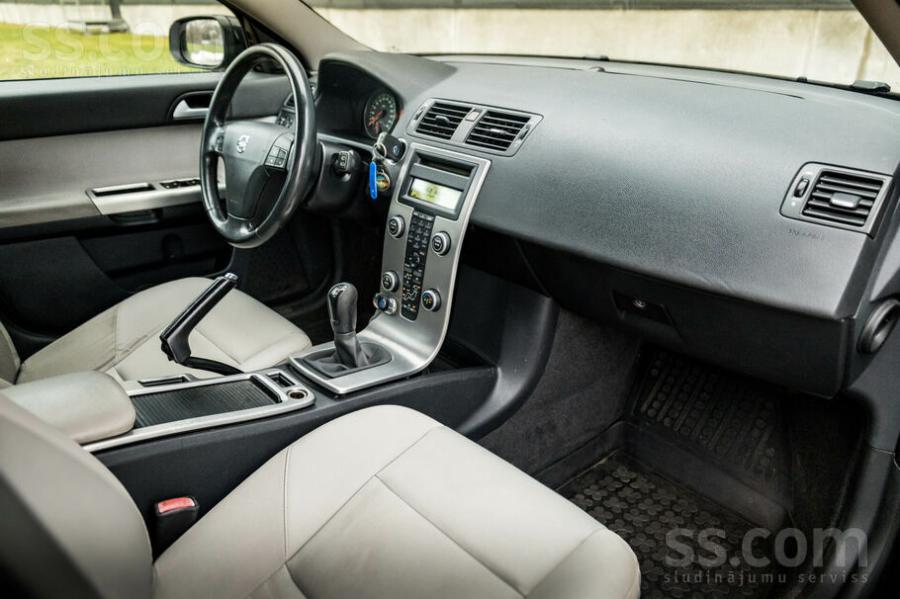 Black Volvo V50 2008 in Riga, with an engine capacity of 1.60 L and mileage of 253 thousand km for 3490 €, photo 14 on AUTOMOTO.COM.LV