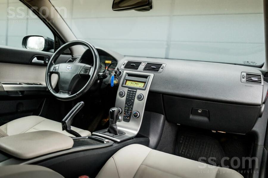 Black Volvo V50 2008 in Riga, with an engine capacity of 1.60 L and mileage of 253 thousand km for 3490 €, photo 15 on AUTOMOTO.COM.LV