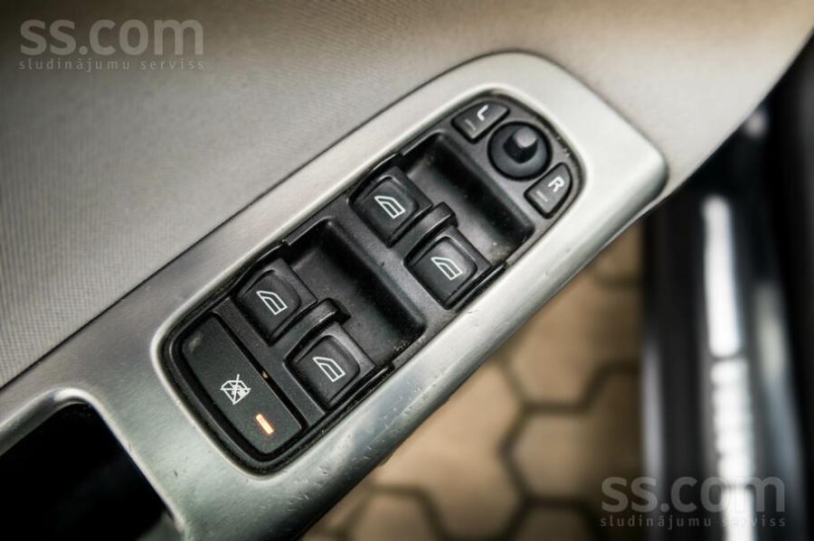 Black Volvo V50 2008 in Riga, with an engine capacity of 1.60 L and mileage of 253 thousand km for 3490 €, photo 16 on AUTOMOTO.COM.LV