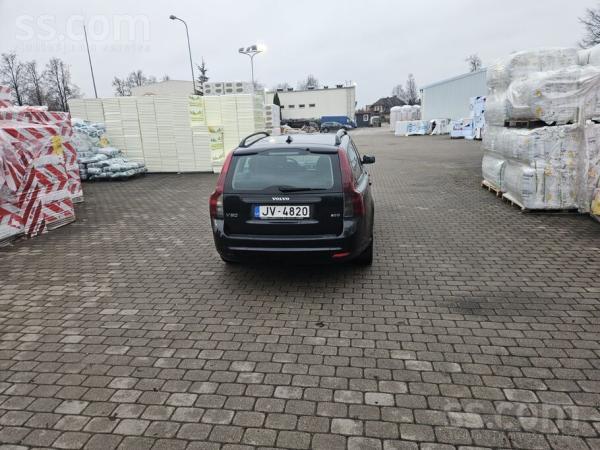 Melns Volvo V50 2008 Jelgava, ar dzinēja tilpumu 2.00 L un nobraukumu 336 tūkst. km par 1800 €, foto 3 vietnē AUTOMOTO.COM.LV