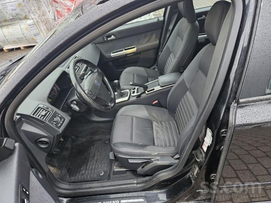 Черный Вольво В50 2008 в Елгава, объемом двигателя 2.00 л и пробегом 336 тыс. км за 1800 €, фото 6 на AUTOMOTO.COM.LV