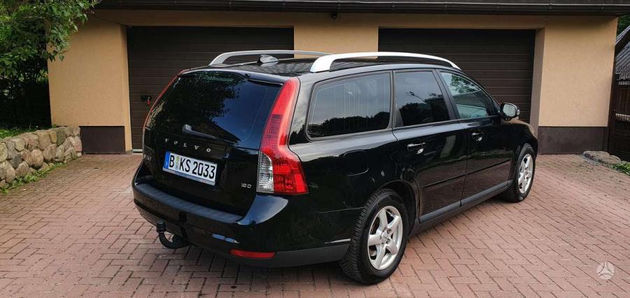 Melns Volvo V50 2008 Viļņa, ar dzinēja tilpumu 1.56 L un nobraukumu 234 tūkst. km par 3250 €, foto 1 vietnē AUTOMOTO.COM.LV