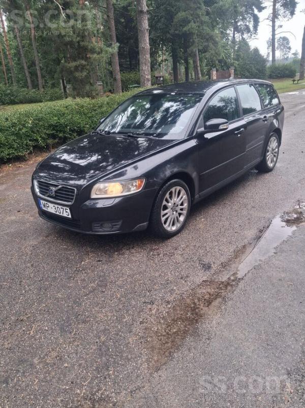Black Volvo V50 2008 in Jelgava, with an engine capacity of 1.60 L and mileage of 260 thousand km for 1800 €, photo 1 on AUTOMOTO.COM.LV