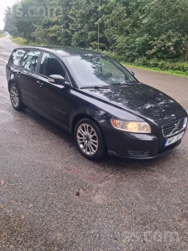 Black Volvo V50 2008 in Jelgava, with an engine capacity of 1.60 L and mileage of 260 thousand km for 1800 €, photo 2 on AUTOMOTO.COM.LV