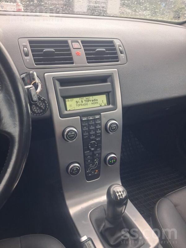 Black Volvo V50 2008 in Jelgava, with an engine capacity of 1.60 L and mileage of 260 thousand km for 1800 €, photo 9 on AUTOMOTO.COM.LV