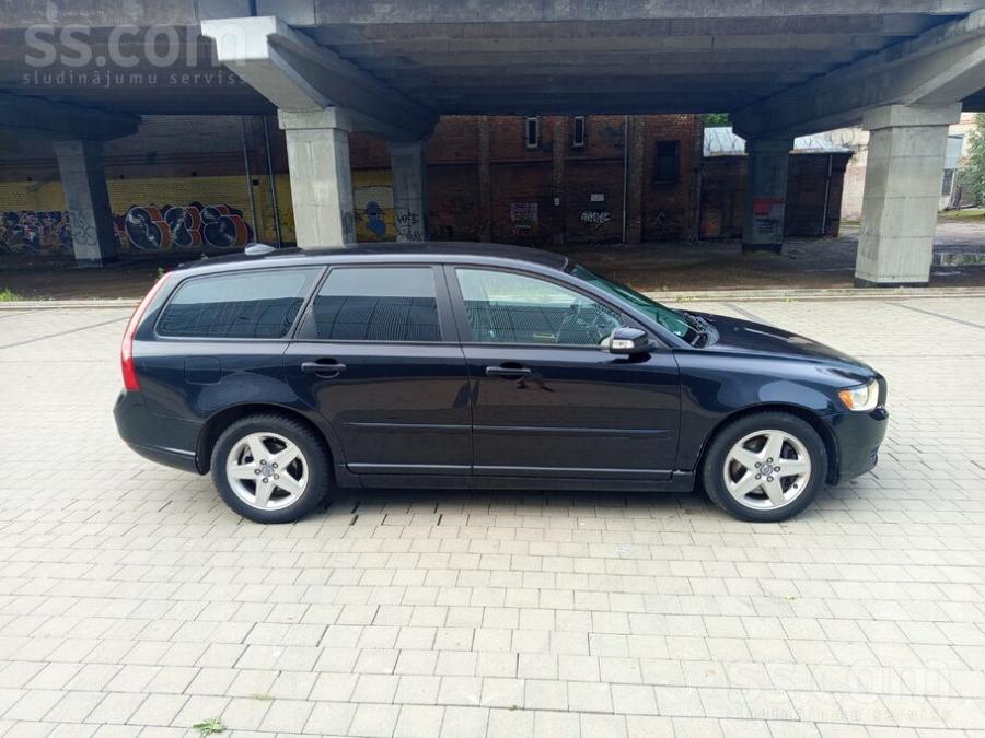 Black Volvo V50 2008 in Riga, with an engine capacity of 2.00 L and mileage of 222 thousand km for 2800 €, photo 3 on AUTOMOTO.COM.LV