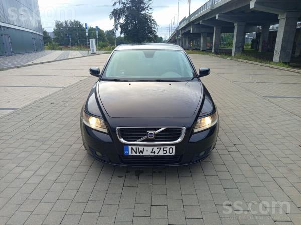 Черный Вольво В50 2008 в Рига, объемом двигателя 2.00 л и пробегом 222 тыс. км за 2800 €, фото 1 на AUTOMOTO.COM.LV
