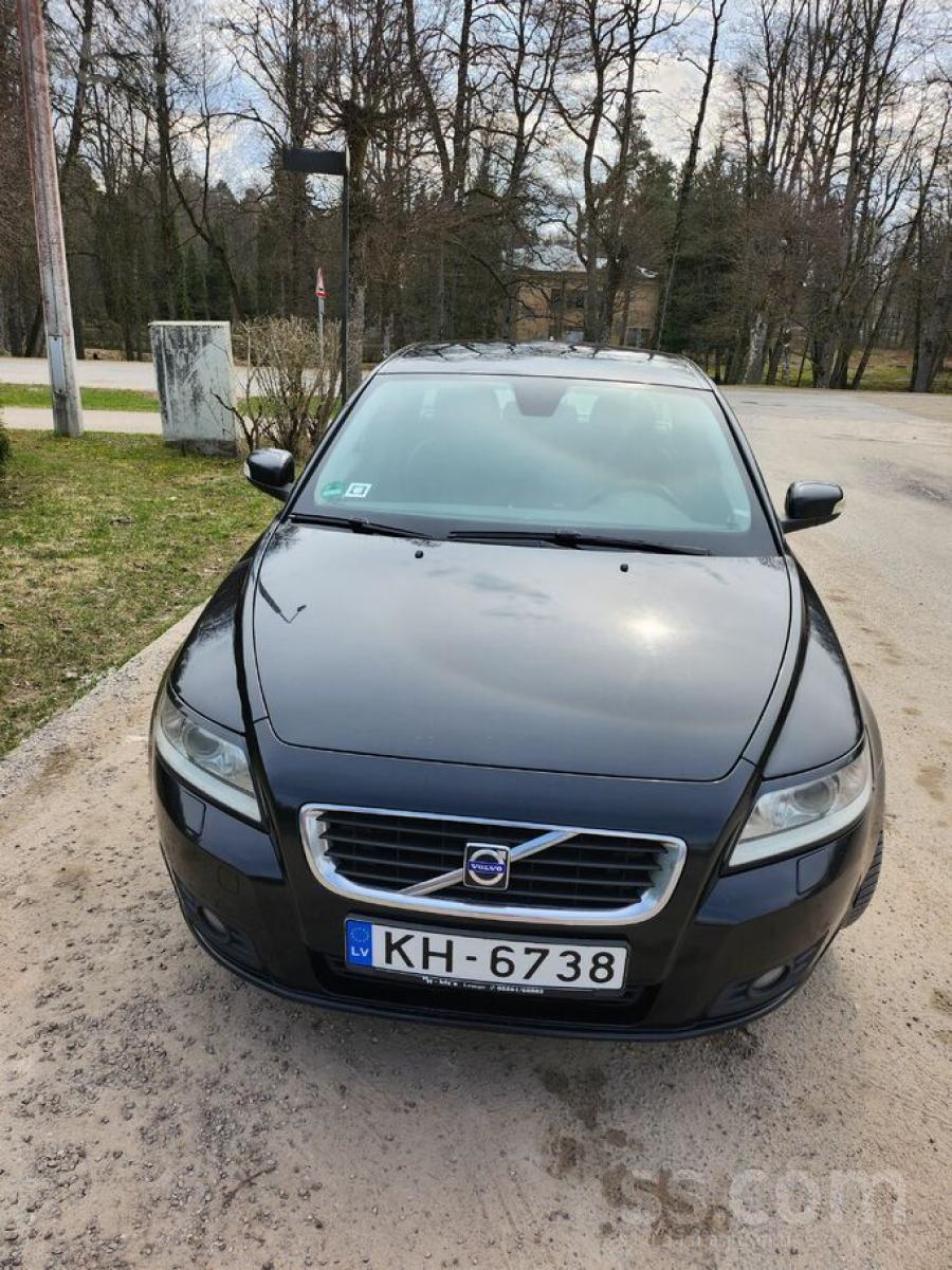 Black Volvo V50 2008 in Riga, with an engine capacity of 2.40 L and mileage of 361 thousand km for 3000 €, photo 3 on AUTOMOTO.COM.LV