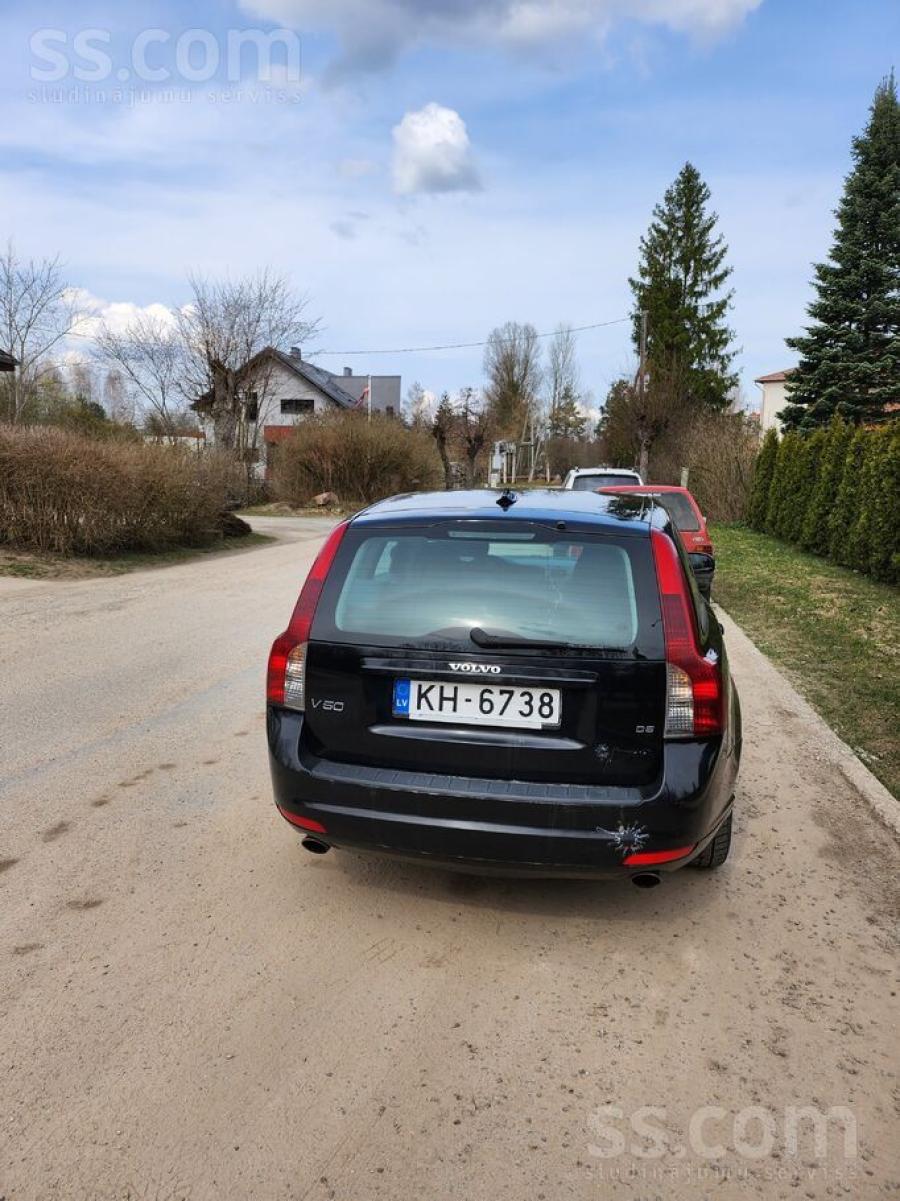 Black Volvo V50 2008 in Riga, with an engine capacity of 2.40 L and mileage of 361 thousand km for 3000 €, photo 5 on AUTOMOTO.COM.LV