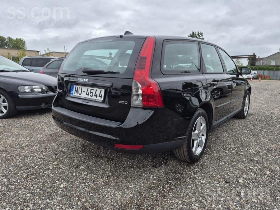 Melns Volvo V50 2008 Daugavpils, ar dzinēja tilpumu 2.00 L un nobraukumu 0 tūkst. km par 2550 €, foto 7 vietnē AUTOMOTO.COM.LV