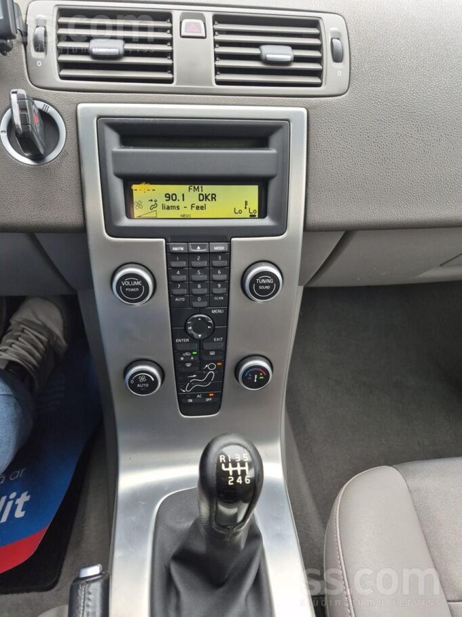 Melns Volvo V50 2008 Daugavpils, ar dzinēja tilpumu 2.00 L un nobraukumu 0 tūkst. km par 2550 €, foto 13 vietnē AUTOMOTO.COM.LV