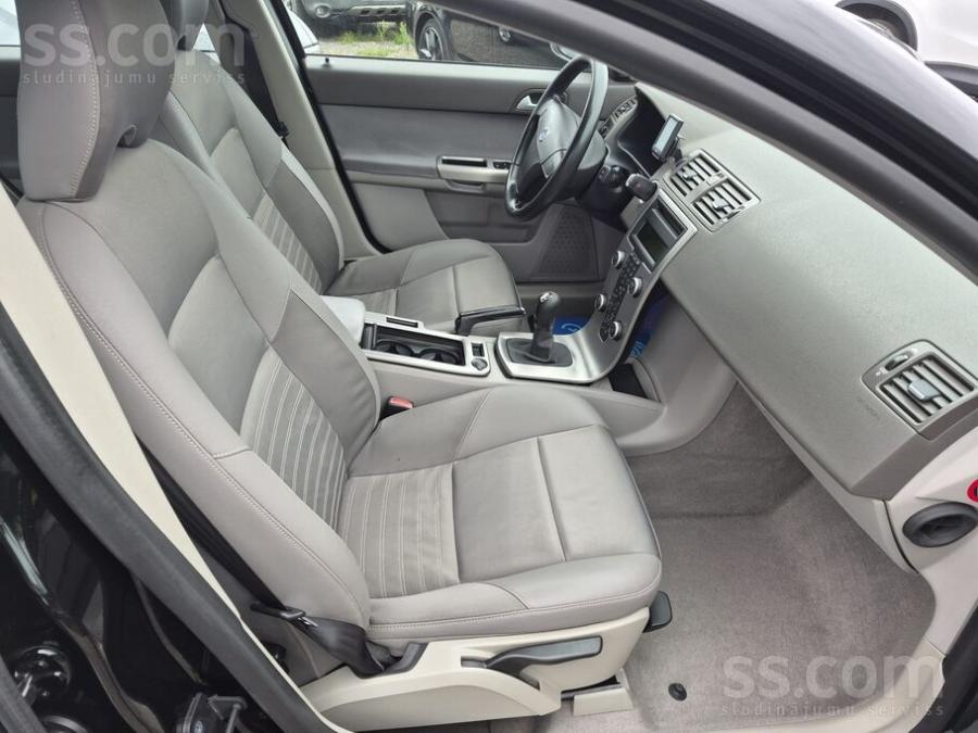 Melns Volvo V50 2008 Daugavpils, ar dzinēja tilpumu 2.00 L un nobraukumu 0 tūkst. km par 2550 €, foto 17 vietnē AUTOMOTO.COM.LV