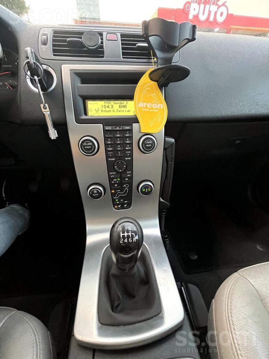 Melns Volvo V50 2008 Rīga, ar dzinēja tilpumu 2.40 L un nobraukumu 300 tūkst. km par 2999 €, foto 18 vietnē AUTOMOTO.COM.LV