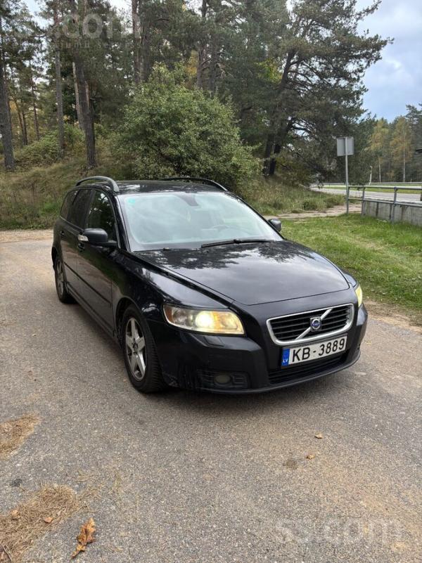 Black Volvo V50 2008 in Riga, with an engine capacity of 2.40 L and mileage of 478 thousand km for 1300 €, photo 1 on AUTOMOTO.COM.LV