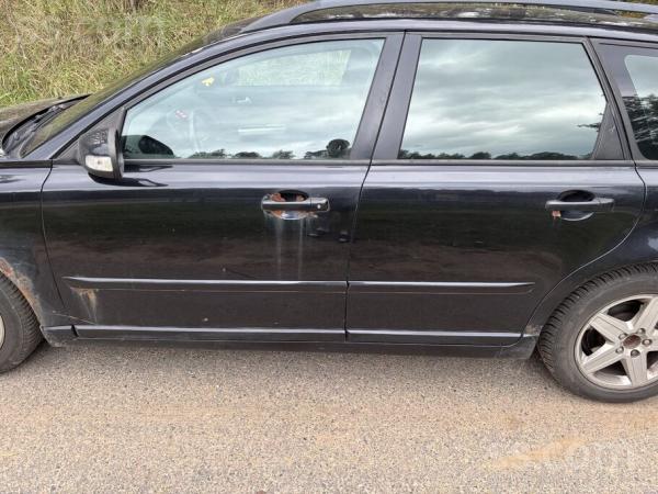 Black Volvo V50 2008 in Riga, with an engine capacity of 2.40 L and mileage of 478 thousand km for 1000 €, photo 4 on AUTOMOTO.COM.LV