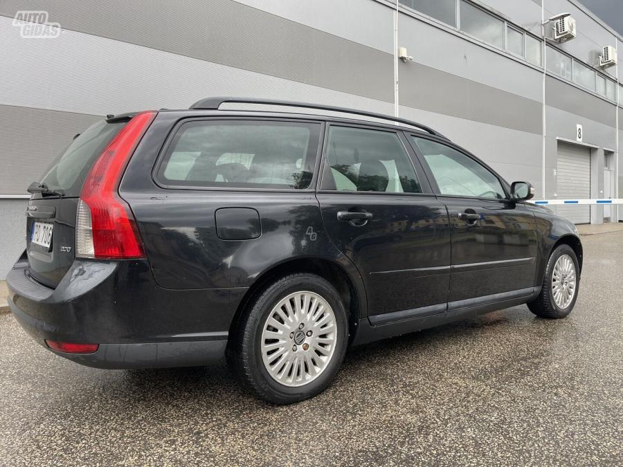 Black Volvo V50 2008 in Vilnius, with an engine capacity of 2.00 L and mileage of 300 thousand km for 1850 €, photo 5 on AUTOMOTO.COM.LV