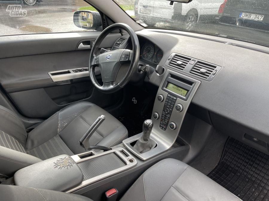Black Volvo V50 2008 in Vilnius, with an engine capacity of 2.00 L and mileage of 300 thousand km for 1850 €, photo 26 on AUTOMOTO.COM.LV