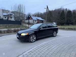 Melns Volvo V50 2009 Viļņa, ar dzinēja tilpumu 2.00 L un nobraukumu 333 tūkst. km par 2199 €, foto  vietnē AUTOMOTO.COM.LV