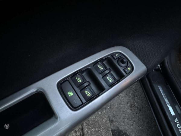 Black Volvo V50 2009 in Vilnius, with an engine capacity of 2.00 L and mileage of 333 thousand km for 2199 €, photo 11 on AUTOMOTO.COM.LV