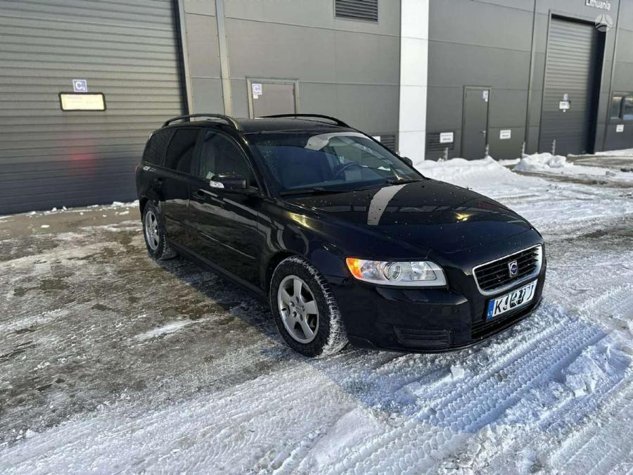 Black Volvo V50 2009 in Vilnius, with an engine capacity of 1.56 L and mileage of 331 thousand km for 1830 €, photo 1 on AUTOMOTO.COM.LV