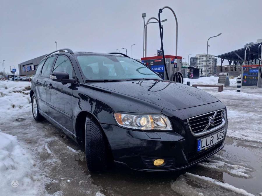 Black Volvo V50 2009 in Vilnius, with an engine capacity of 2.00 L and mileage of 304 thousand km for 3500 €, photo 2 on AUTOMOTO.COM.LV