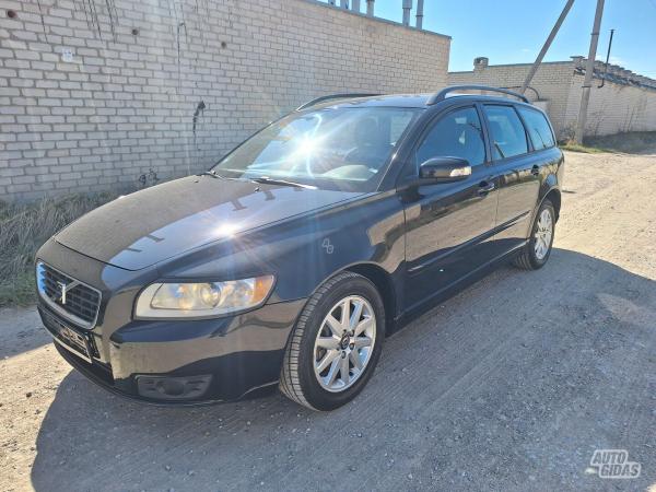 Melns Volvo V50 2009 Marijampole, ar dzinēja tilpumu 2.00 L un nobraukumu 253 tūkst. km par 3350 €, foto 1 vietnē AUTOMOTO.COM.LV