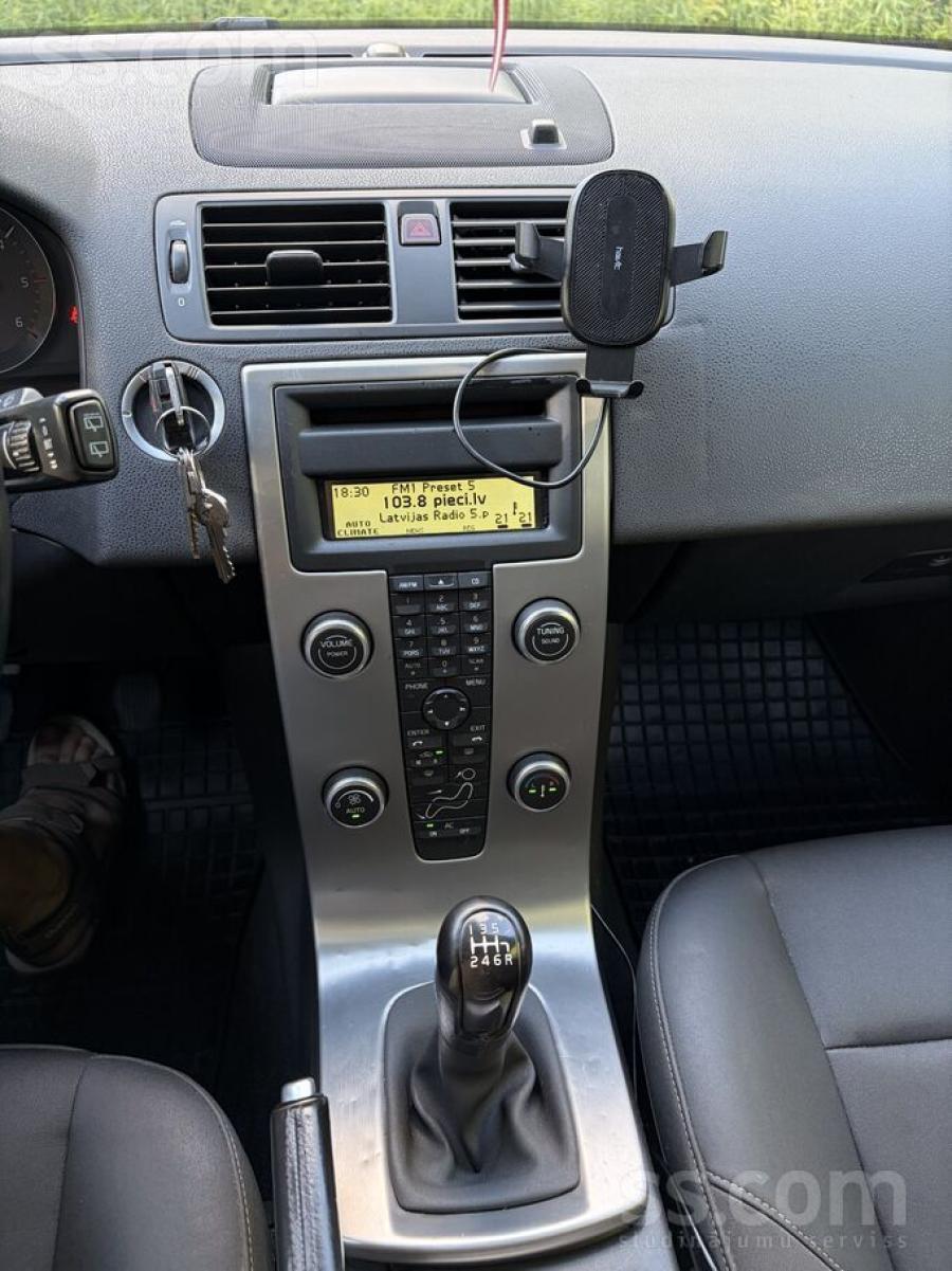Black Volvo V50 2009 in Rezekne, with an engine capacity of 2.40 L and mileage of 385 thousand km for 2750 €, photo 8 on AUTOMOTO.COM.LV