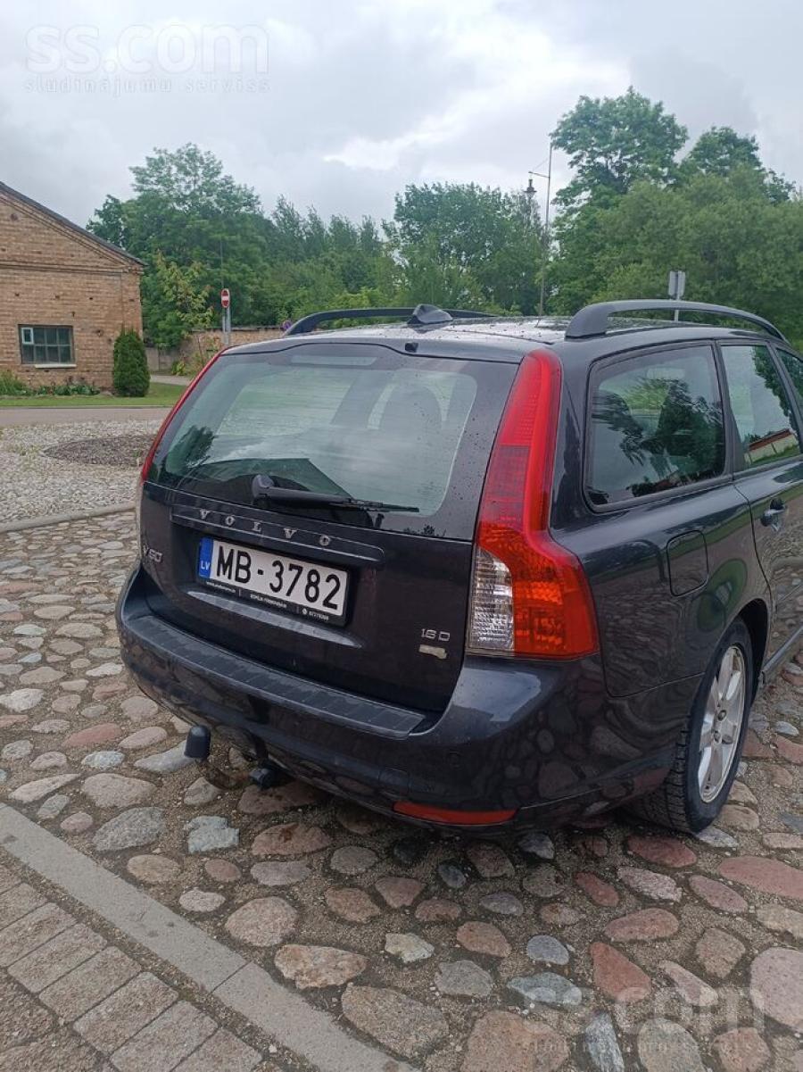 Black Volvo V50 2009 in Kuldiga, with an engine capacity of 1.60 L and mileage of 340 thousand km for 2500 €, photo 4 on AUTOMOTO.COM.LV