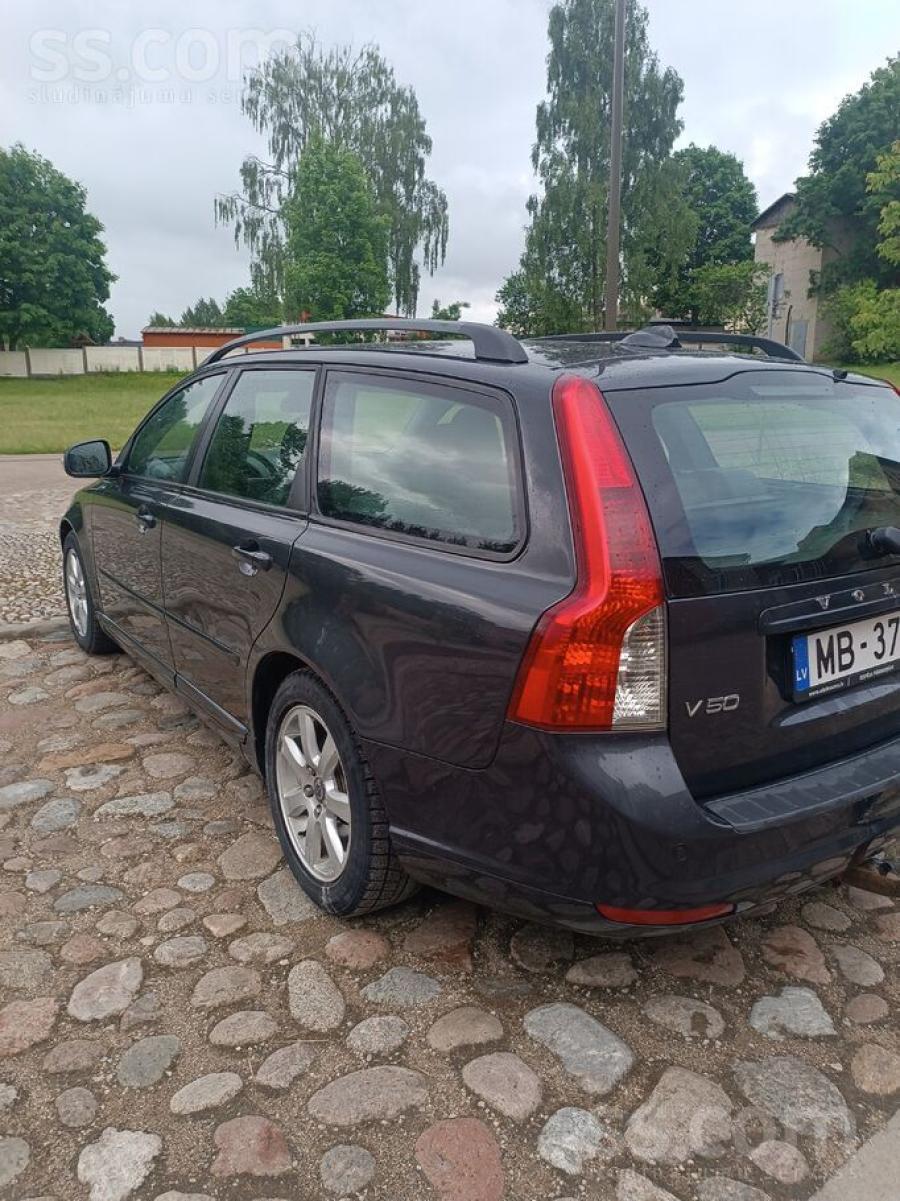 Black Volvo V50 2009 in Kuldiga, with an engine capacity of 1.60 L and mileage of 340 thousand km for 2500 €, photo 5 on AUTOMOTO.COM.LV