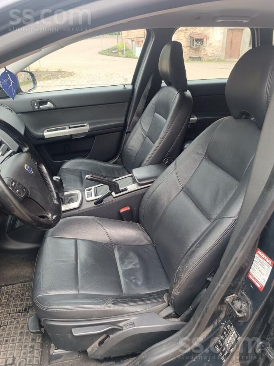 Black Volvo V50 2009 in Kuldiga, with an engine capacity of 1.60 L and mileage of 340 thousand km for 2500 €, photo 11 on AUTOMOTO.COM.LV
