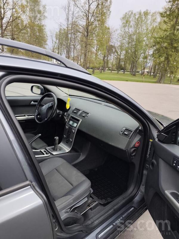Black Volvo V50 2009 in Jurmala, with an engine capacity of 1.60 L and mileage of 310 thousand km for 2200 €, photo 4 on AUTOMOTO.COM.LV
