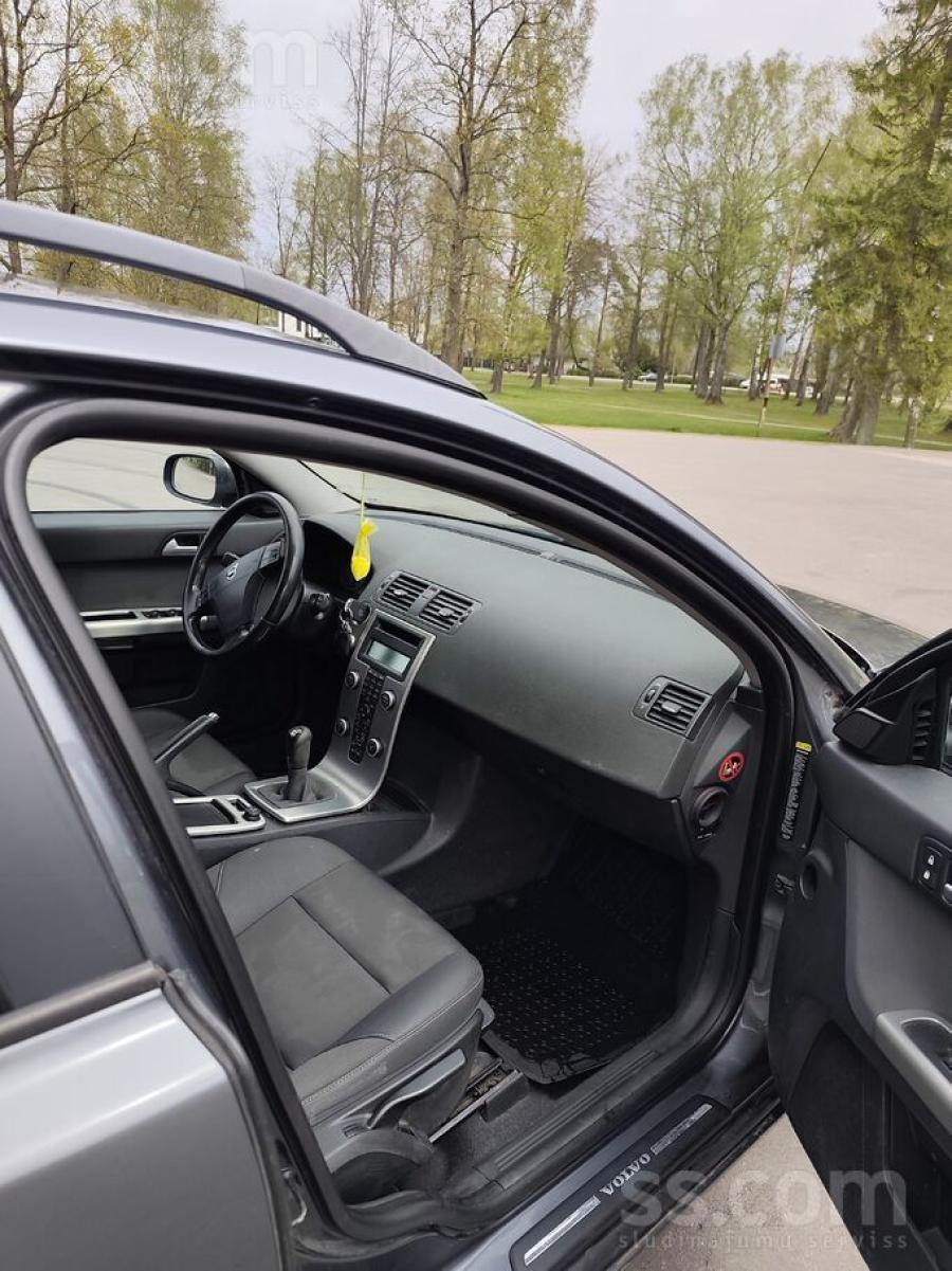 Black Volvo V50 2009 in Jurmala, with an engine capacity of 1.60 L and mileage of 310 thousand km for 2200 €, photo 5 on AUTOMOTO.COM.LV