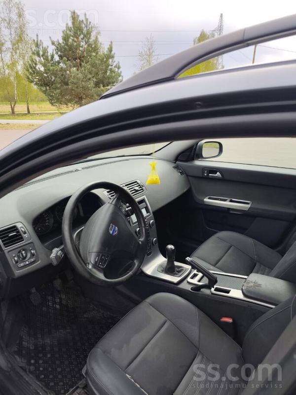 Black Volvo V50 2009 in Jurmala, with an engine capacity of 1.60 L and mileage of 310 thousand km for 2200 €, photo 6 on AUTOMOTO.COM.LV