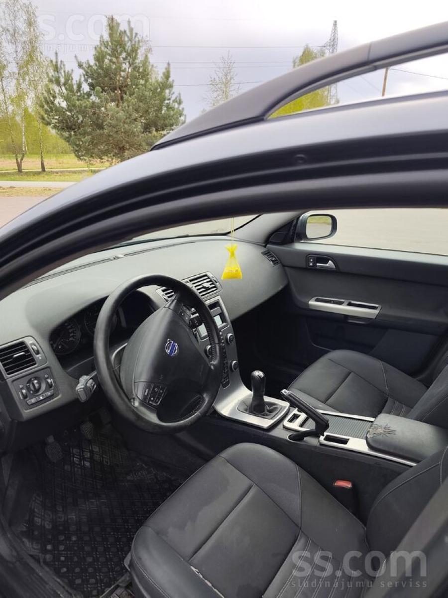 Black Volvo V50 2009 in Jurmala, with an engine capacity of 1.60 L and mileage of 310 thousand km for 2200 €, photo 7 on AUTOMOTO.COM.LV