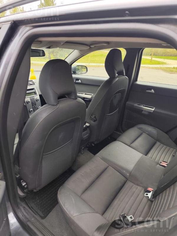 Black Volvo V50 2009 in Jurmala, with an engine capacity of 1.60 L and mileage of 310 thousand km for 2200 €, photo 8 on AUTOMOTO.COM.LV