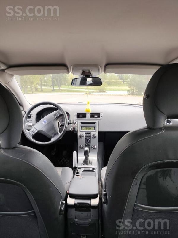 Black Volvo V50 2009 in Jurmala, with an engine capacity of 1.60 L and mileage of 310 thousand km for 2200 €, photo 9 on AUTOMOTO.COM.LV