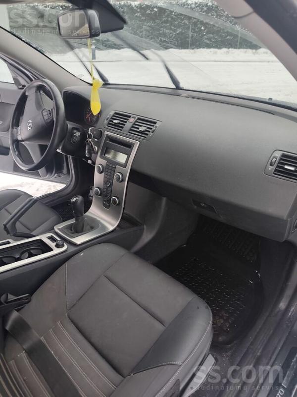 Black Volvo V50 2009 in Jurmala, with an engine capacity of 1.60 L and mileage of 310 thousand km for 2200 €, photo 10 on AUTOMOTO.COM.LV
