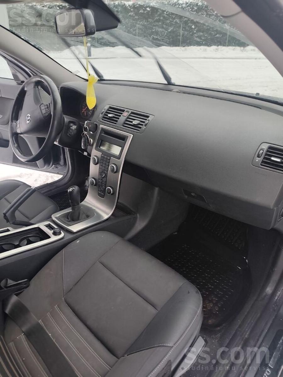 Black Volvo V50 2009 in Jurmala, with an engine capacity of 1.60 L and mileage of 310 thousand km for 2200 €, photo 11 on AUTOMOTO.COM.LV