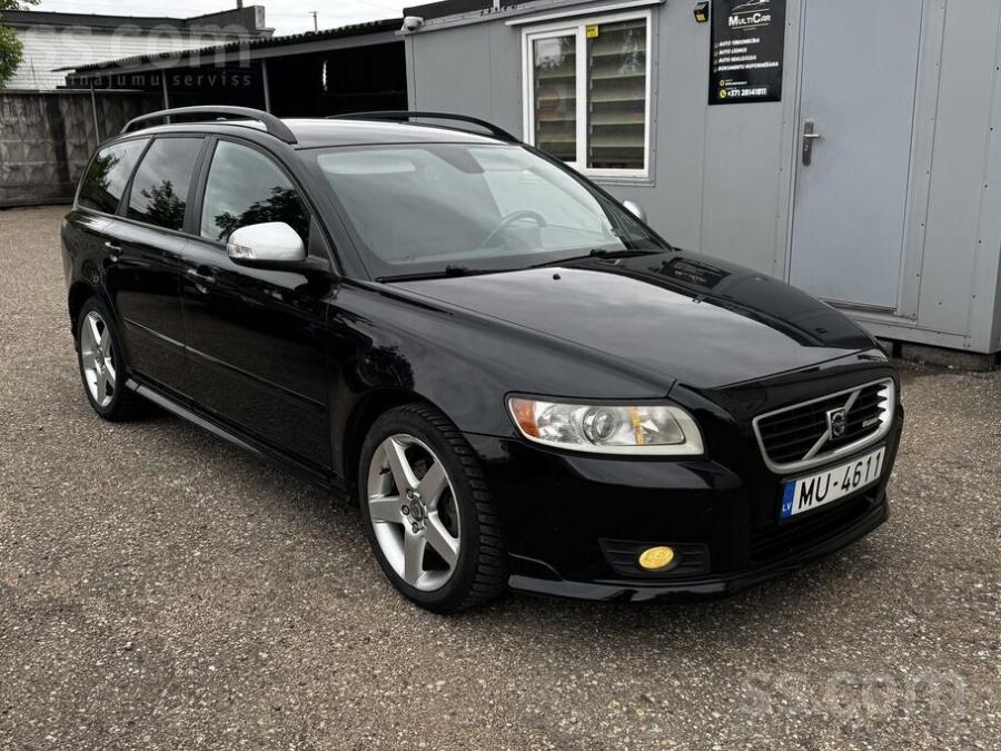 Black Volvo V50 2009 in Daugavpils, with an engine capacity of 2.00 L and mileage of 0 thousand km for 3590 €, photo 1 on AUTOMOTO.COM.LV